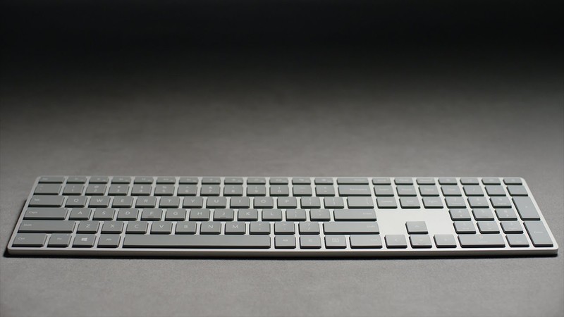 Το νέο Smart Keyboard της Microsoft ενσωματώνει αισθητήρα αποτυπωμάτων ...