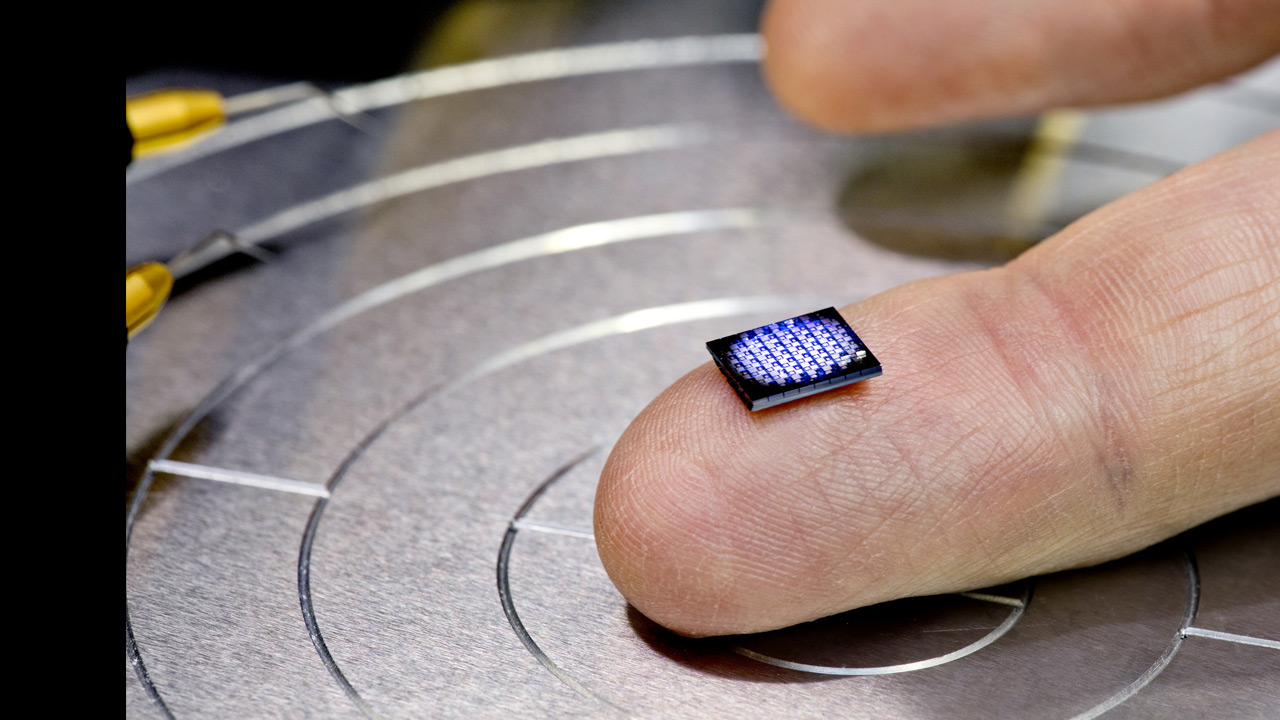 Ο νέος υπολογιστής της IBM είναι τόσο μικρός όσο ένας κόκκος αλατιού ...